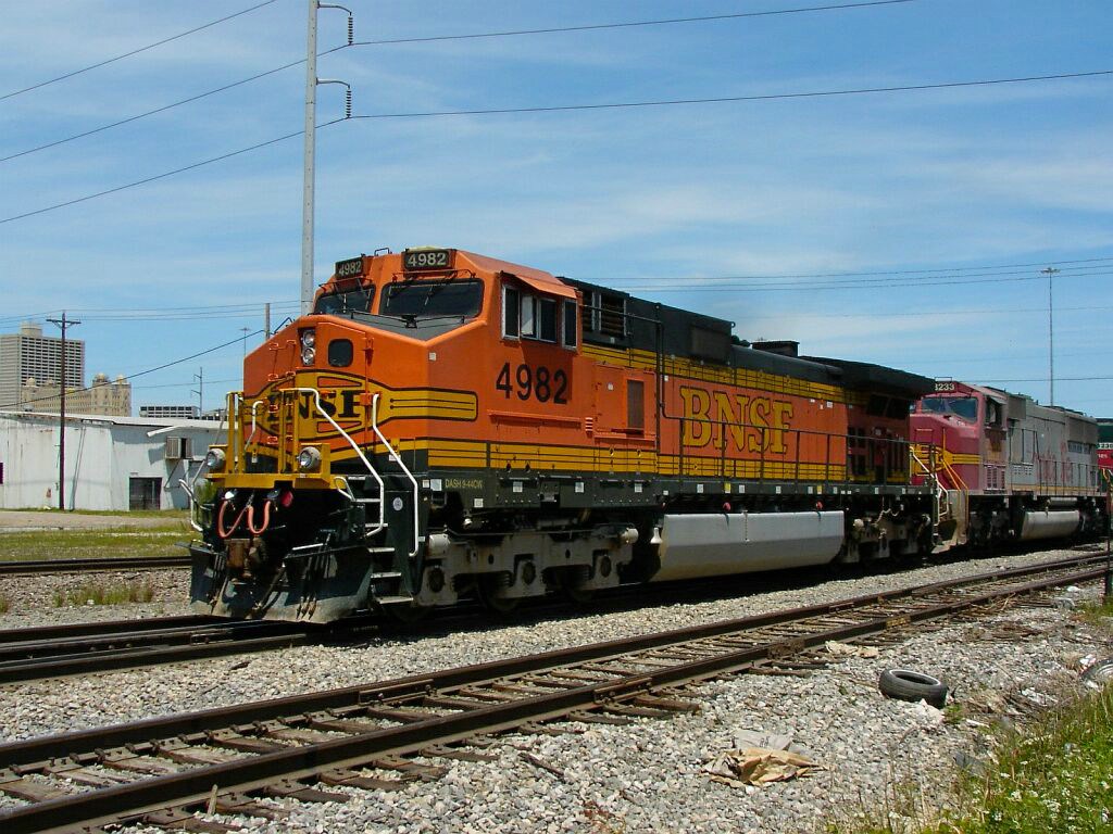BNSF 4982 & BNSF 8233